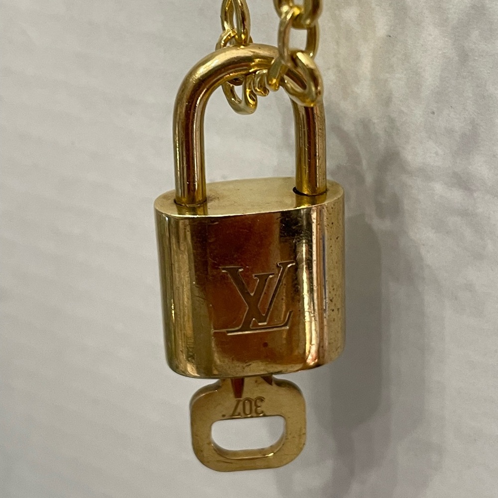 AUTHENTIC LOUIS VUITTON LV LOCK AND KEY ( 307 ) - Gem